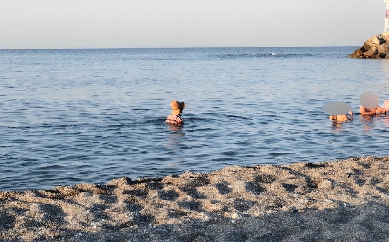 Λάρισα: Δεν άντεξε λεπτό ούτε καν για να ξεντυθεί – Βούτηξε στη θάλασσα ...