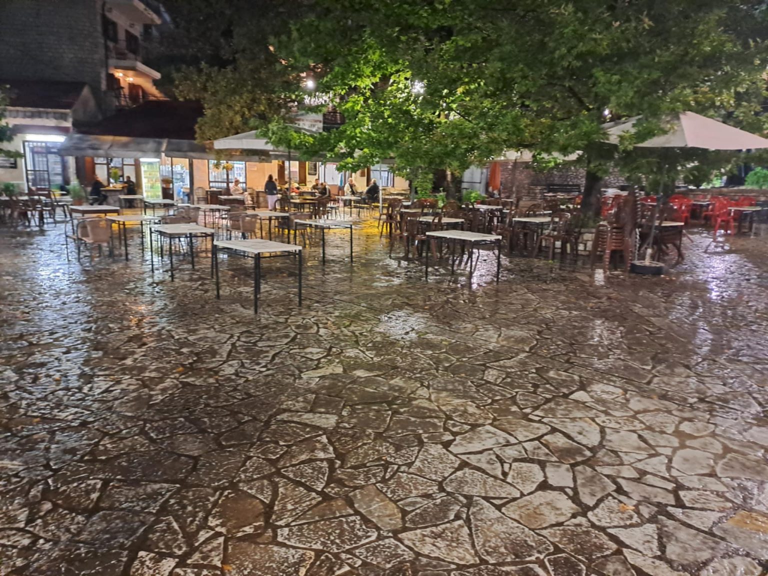 Τρίκαλα: Χειμωνιάτικο σκηνικό στο Γαρδίκι μέσα στον Αύγουστο – Έπεσε η ...