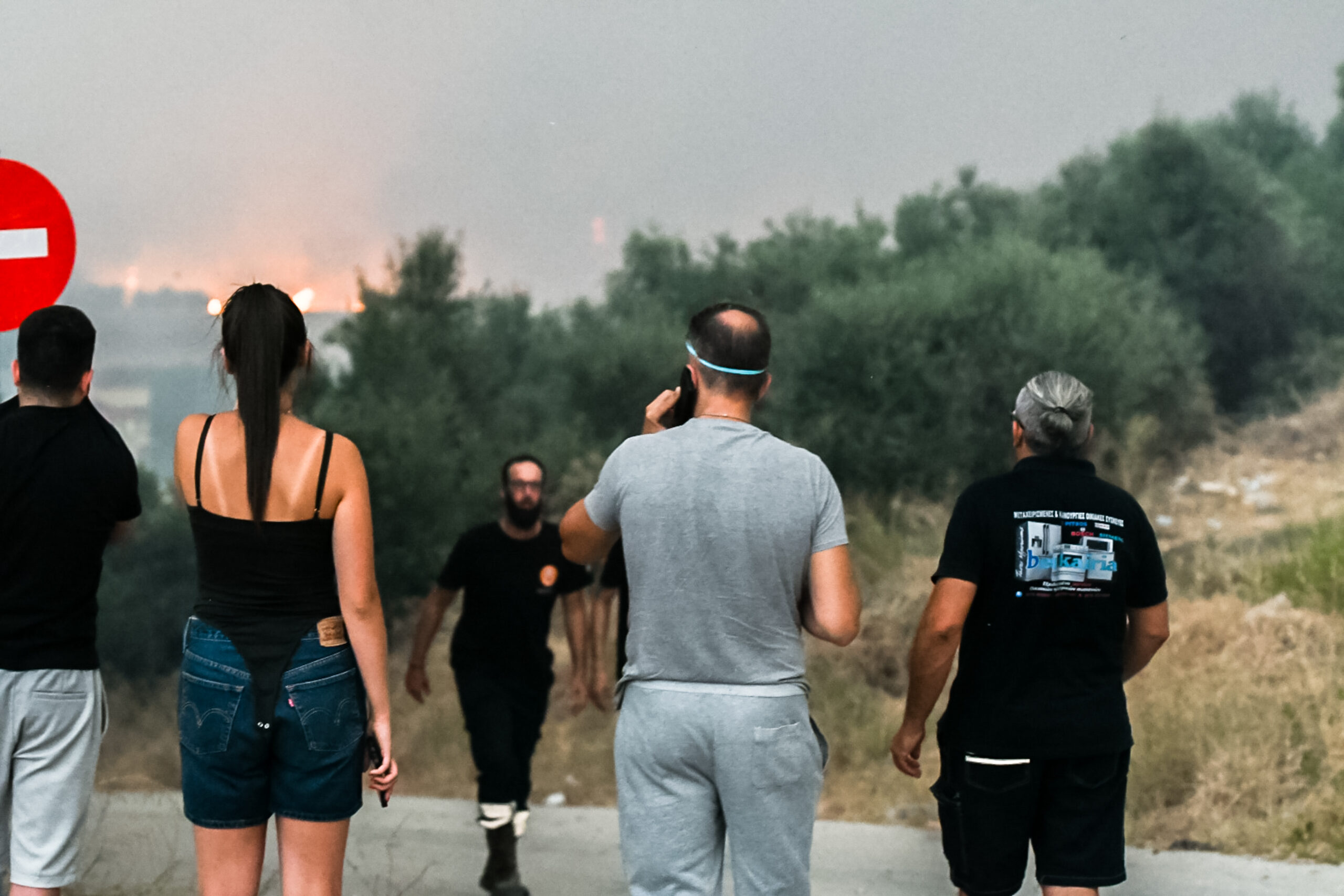 Φωτιά τώρα: Δραματική νύχτα – Επιχείρηση απομάκρυνσης χιλιάδων κατοίκων ...