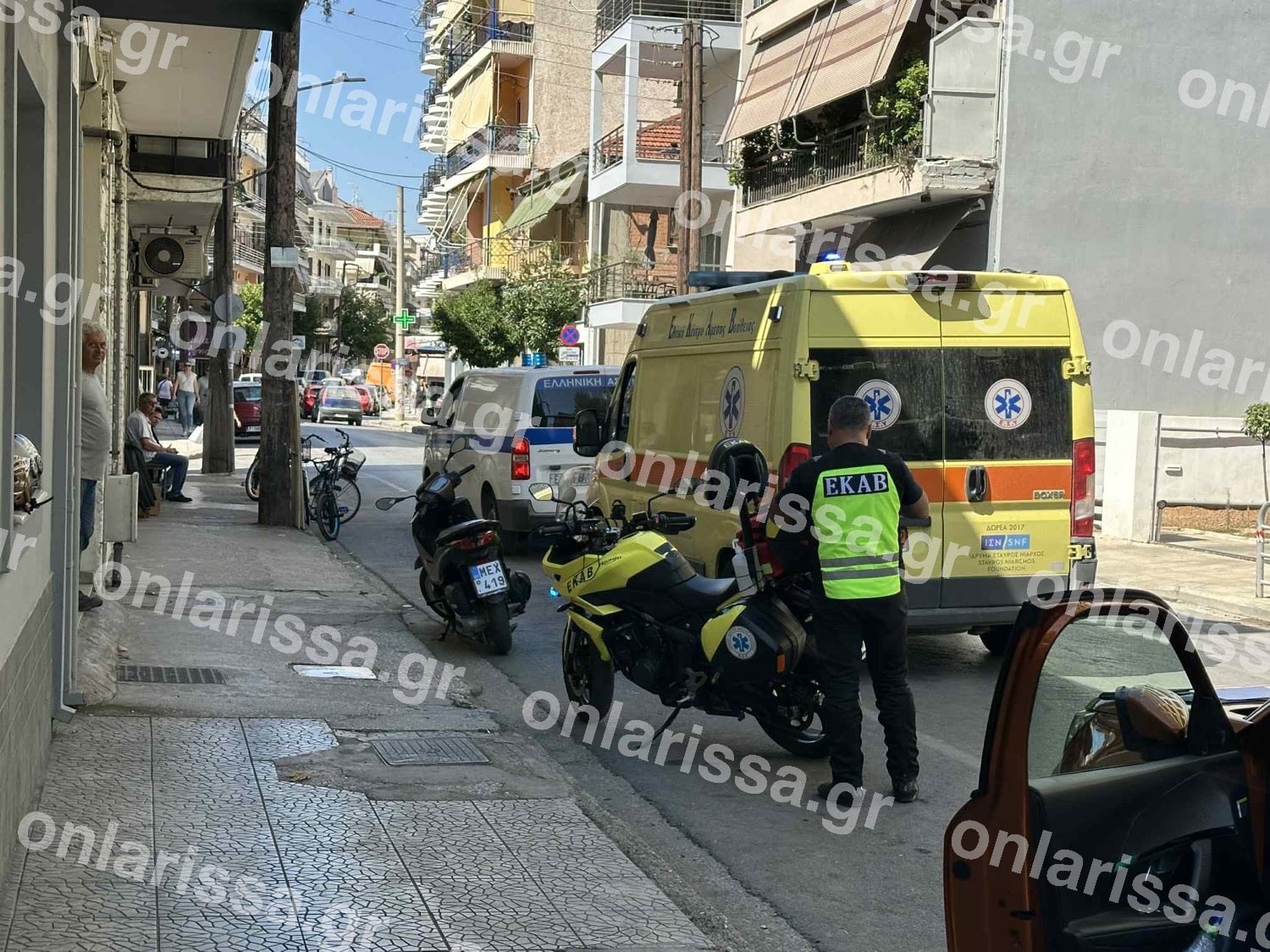 Αυτοκίνητο συγκρούστηκε με μηχανάκι στη Λάρισα - Τραυματίστηκαν δύο ...