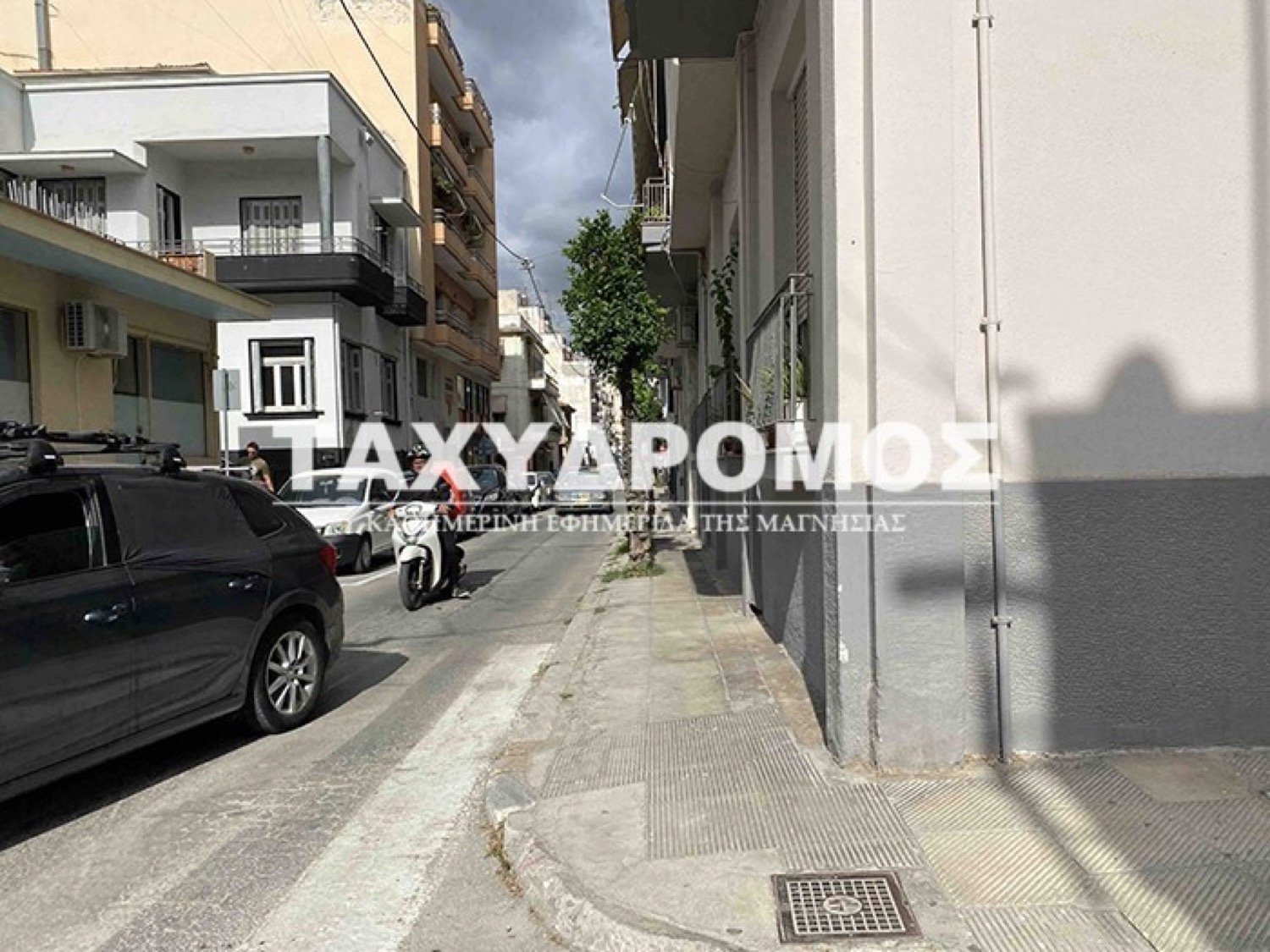 Πεζοί στους δρόμους… κυριολεκτικά – «Αφιλόξενα τα πεζοδρόμια στην πόλη ...