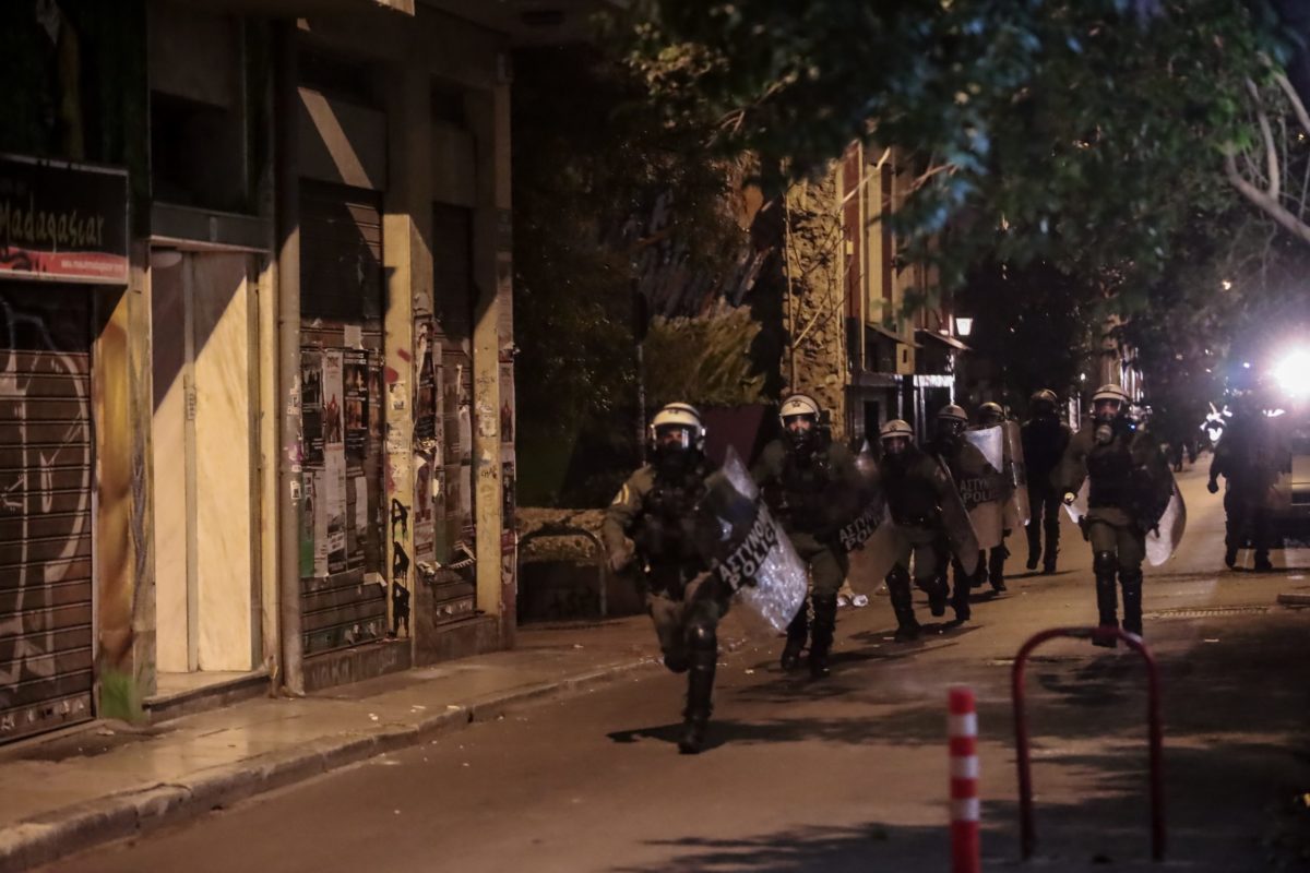 Νύχτα έντασης στα Εξάρχεια ανάμεσα σε αγνώστους και ΜΑΤ – 14 προσαγωγές ...