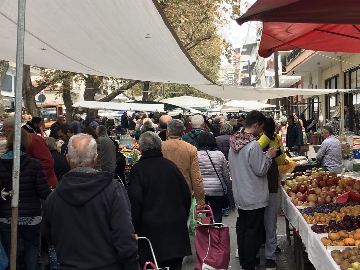 Το «κυνηγητό» σε λαϊκή αγορά της Λάρισας για «περίεργους» πωλητές και ...
