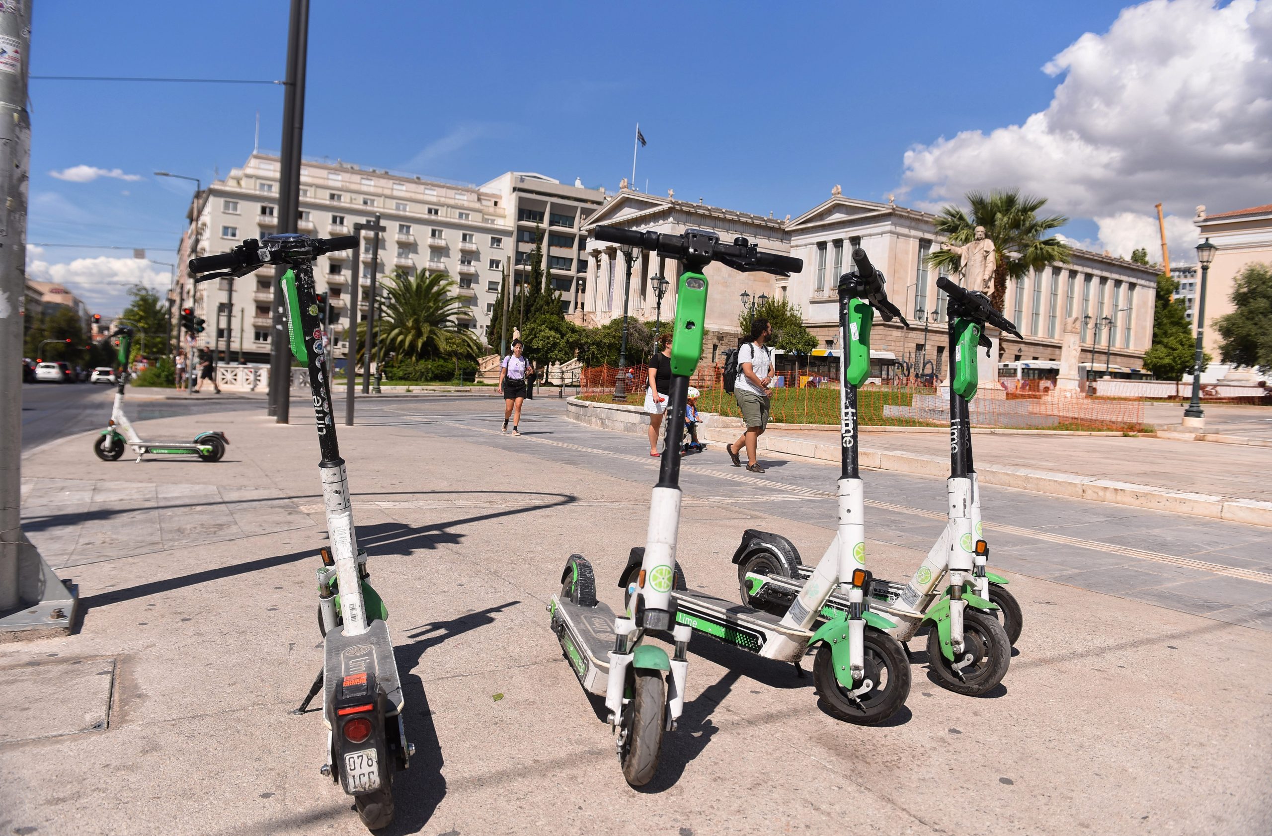 Νέοι κανονισμοί για τα ηλεκτρικά πατίνια στην Αθήνα: Που επιτρέπεται ...