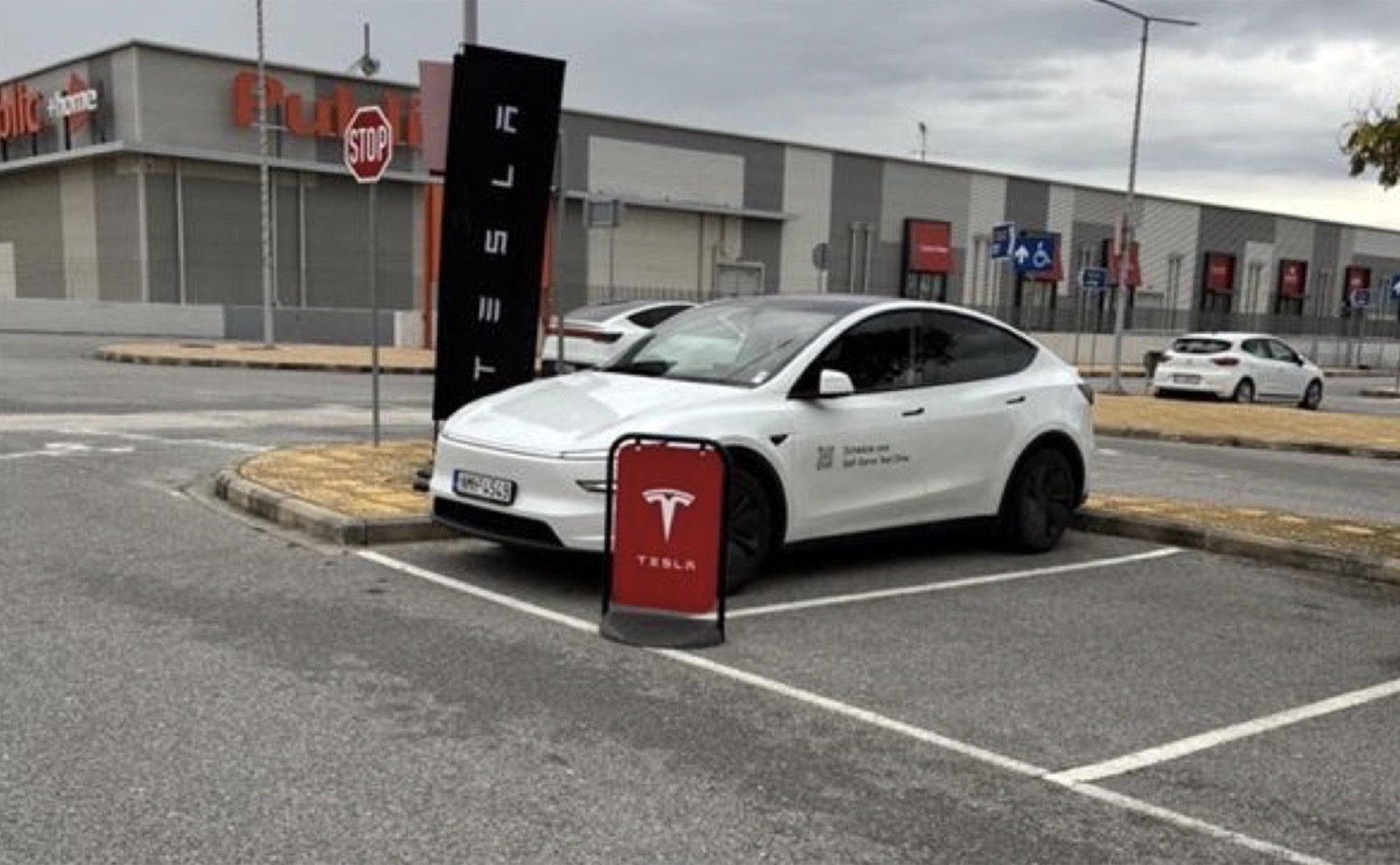 Ζήστε την εμπειρία Tesla στο Fashion City Outlet! Το νέο Model Y σας ...