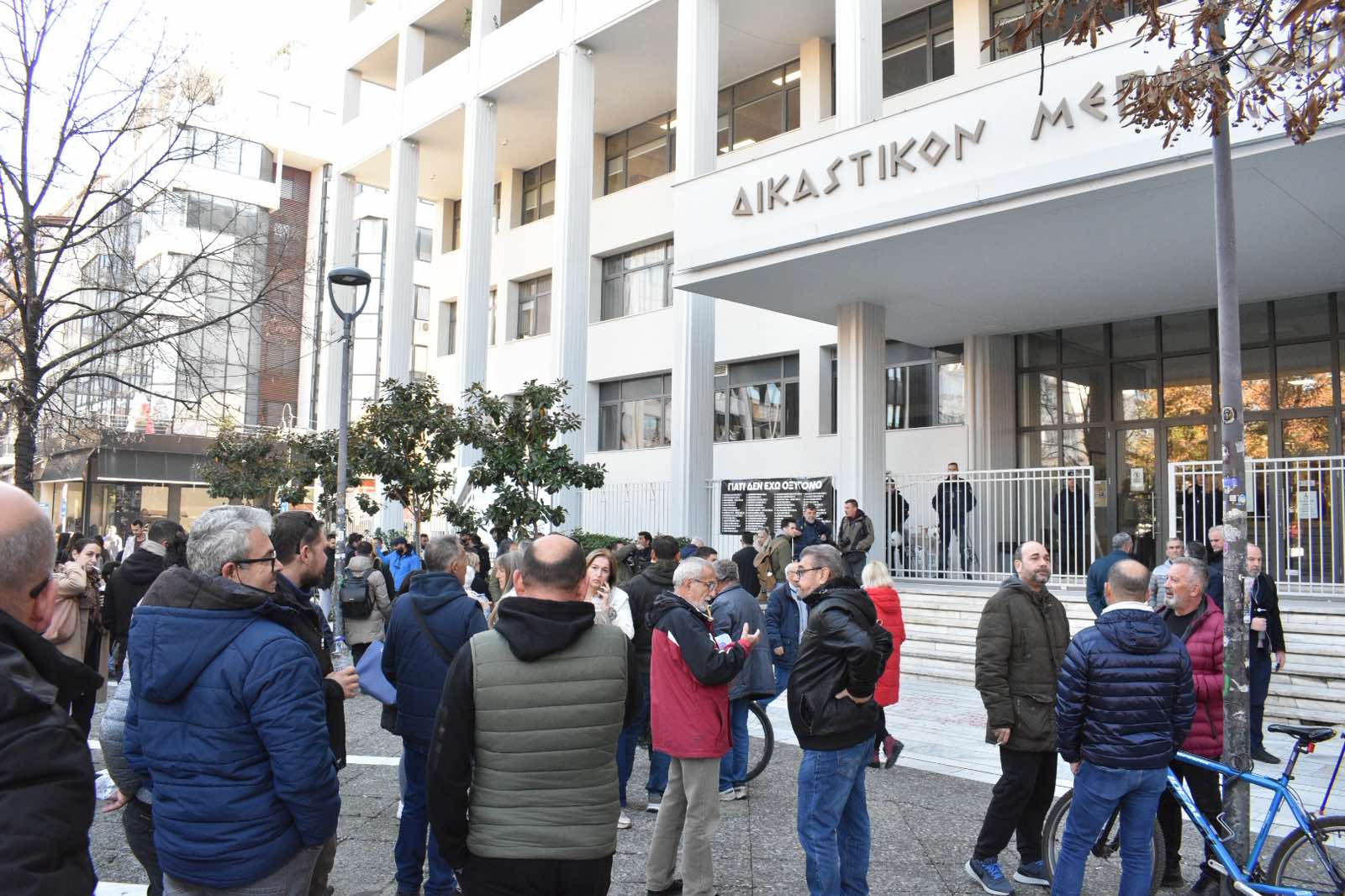 Έκρυθμη η κατάσταση έξω από τα δικαστήρια της Λάρισας: «Έχουν τον ...