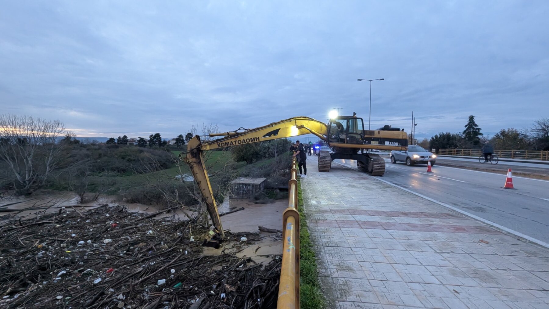 Σε εξέλιξη η επιχείρηση απομάκρυνσης των φερτών υλικών στη γέφυρα του ...