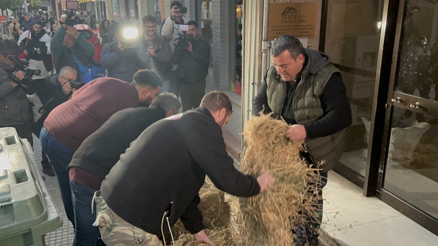 Λάρισα: Αγρότες έριξαν σανό έξω από πολιτικά γραφεία - «Εμπαιγμός η ...