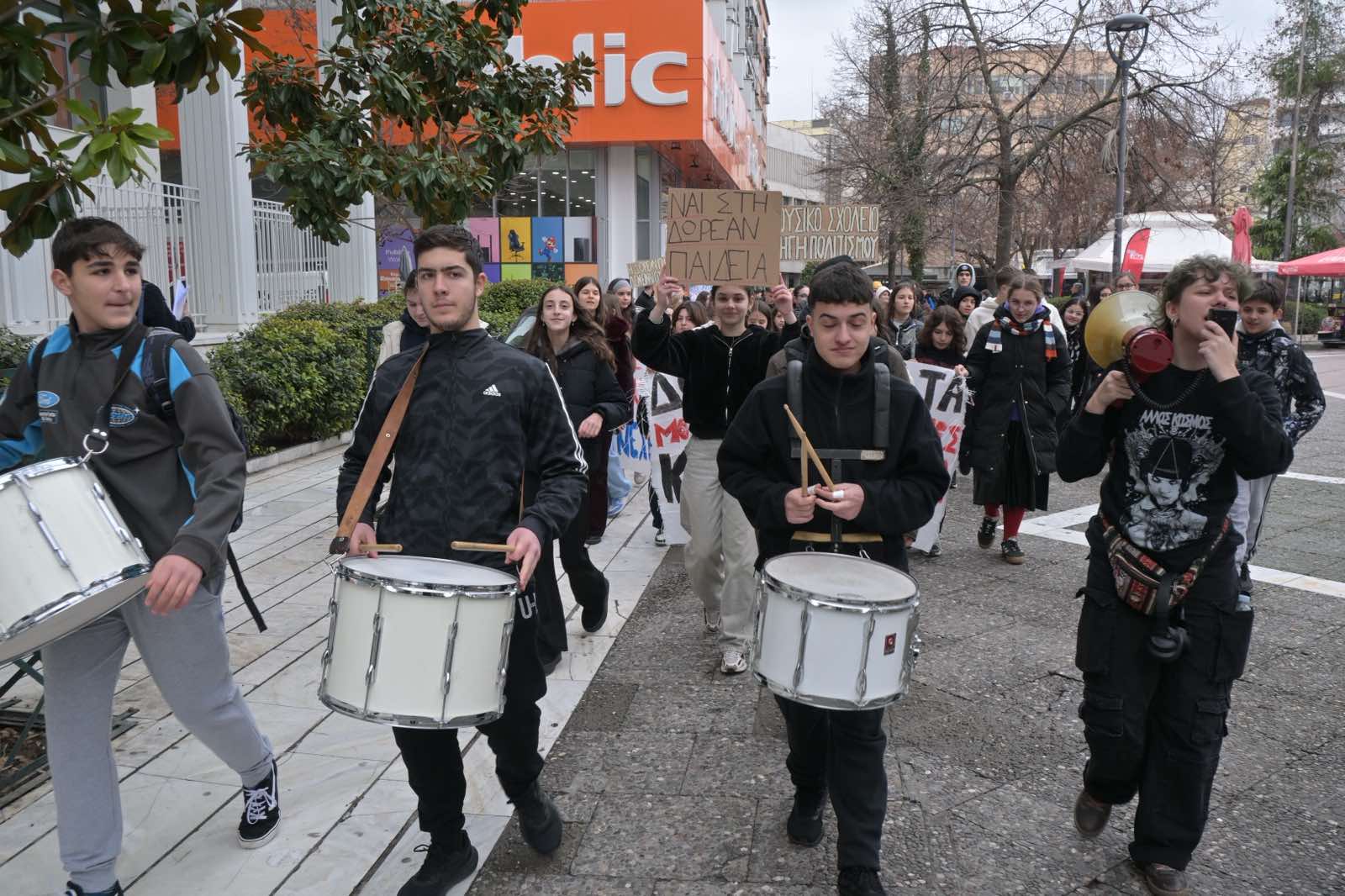 Ξεσήκωσε το κέντρο της Λάρισας με τύμπανα το διαμαρτυρόμενο Μουσικό ...