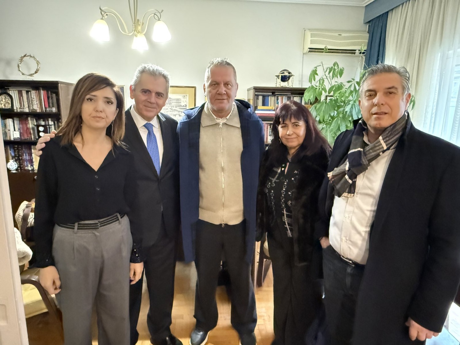 Χαμόγελα στο γραφείο του Χαρακόπουλου – Πλήθος κόσμου ευχήθηκε στον ...