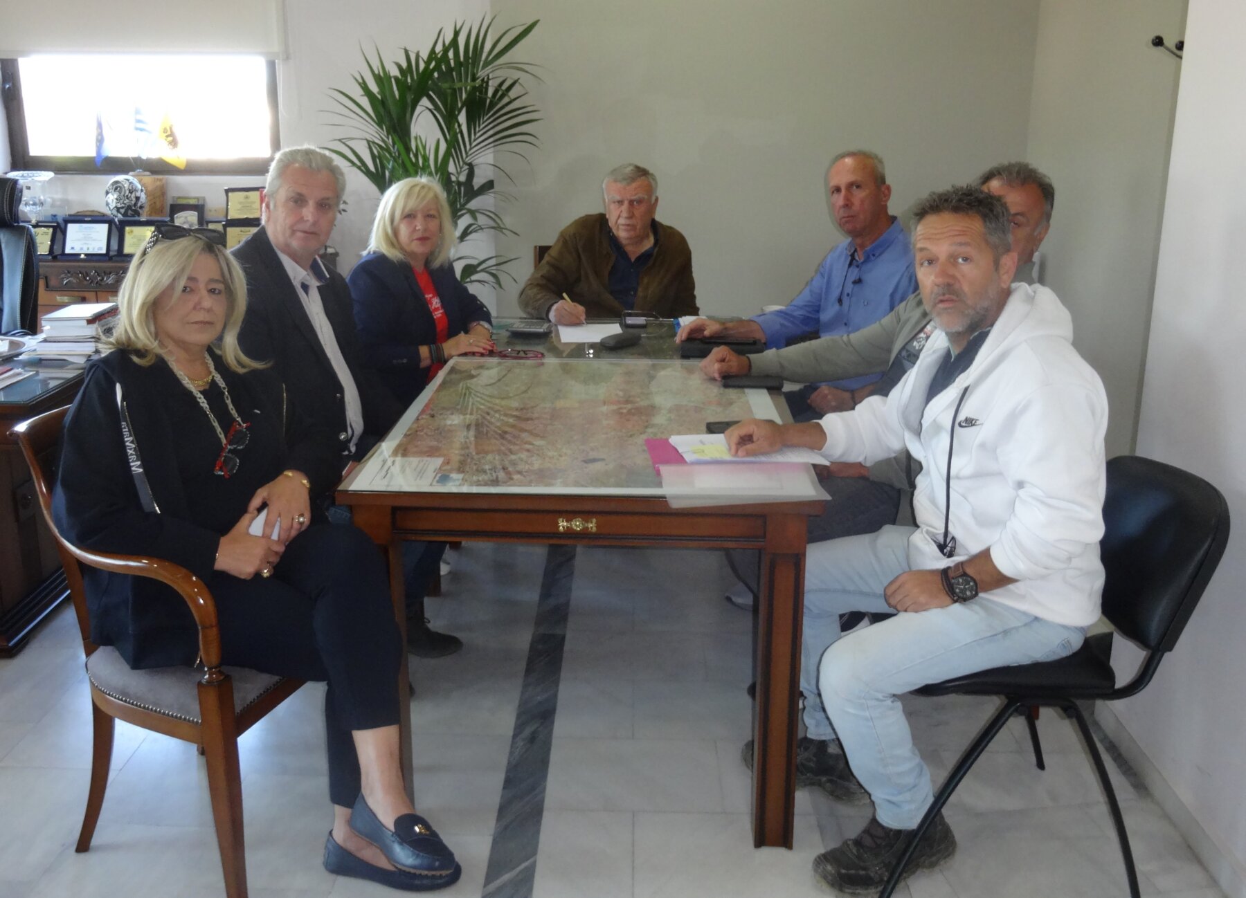 Υπογράφτηκε η σύμβαση και ξεκίνησαν οι εργασίες ασφαλτόστρωσης οδών σε ...