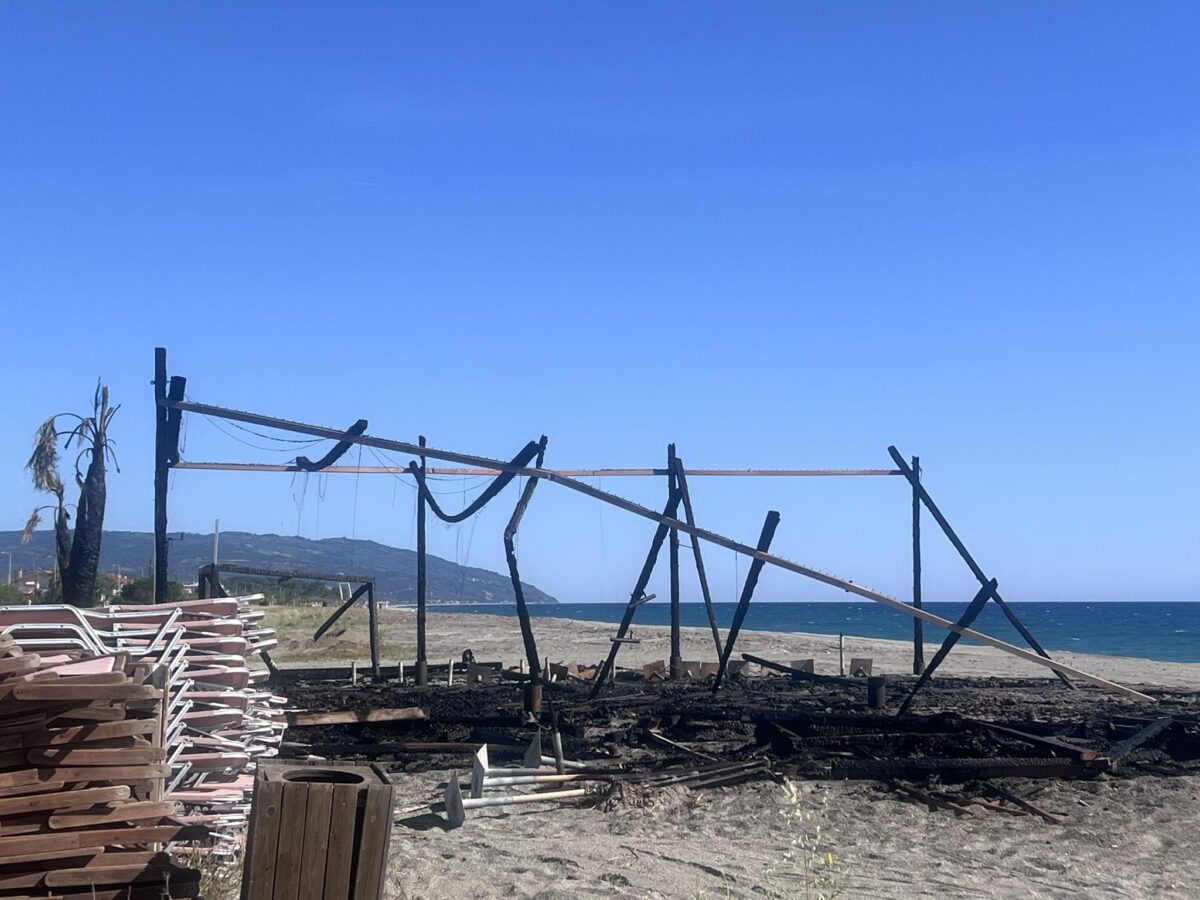 Λάρισα: Όλα δείχνουν εμπρησμό στο beach bar του Αγιοκάμπου που έγινε ...