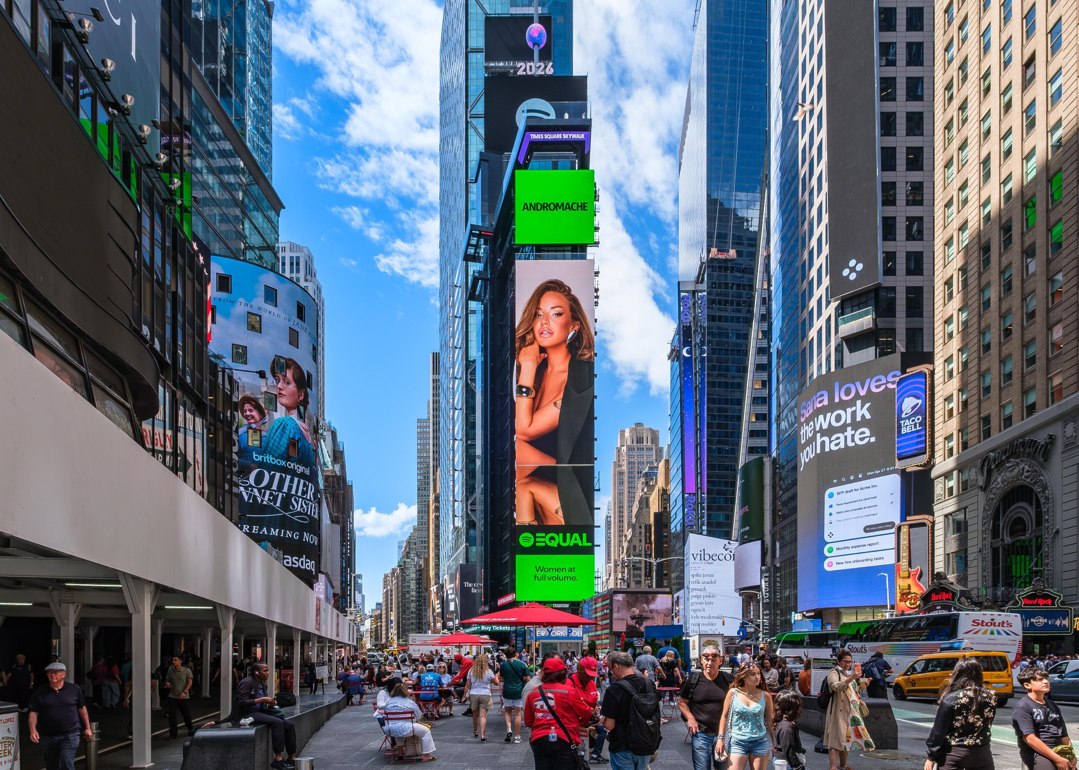 Ανδρομάχη: Το «Σούσουρο» στη φημισμένη Times Square της Νέας Υόρκης ...